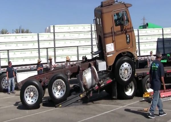 Video: 1971 Freightliner Load Fail