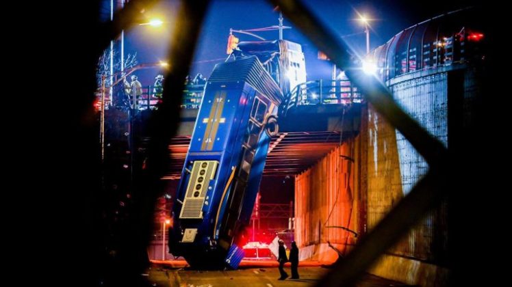 Terrifying brake failure leaves front end of bus literally hanging from ...