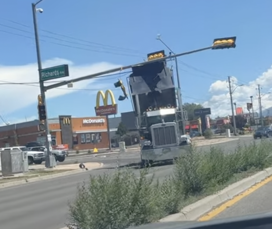 VIDEO: Dump truck tussles with traffic light pole