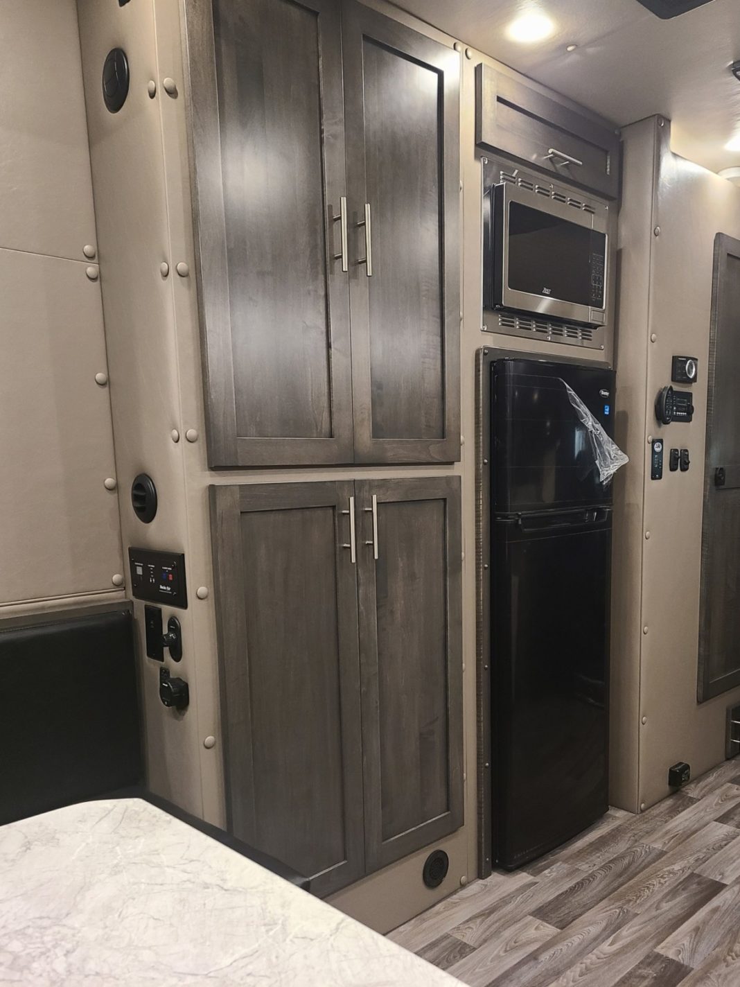 Get a closer look inside this super stylish 2003 Kenworth W900 with 168 ...