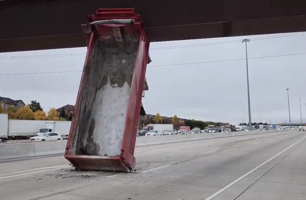 VIDEO: Motorists try to warn dump truck driver about raised bed, but ...