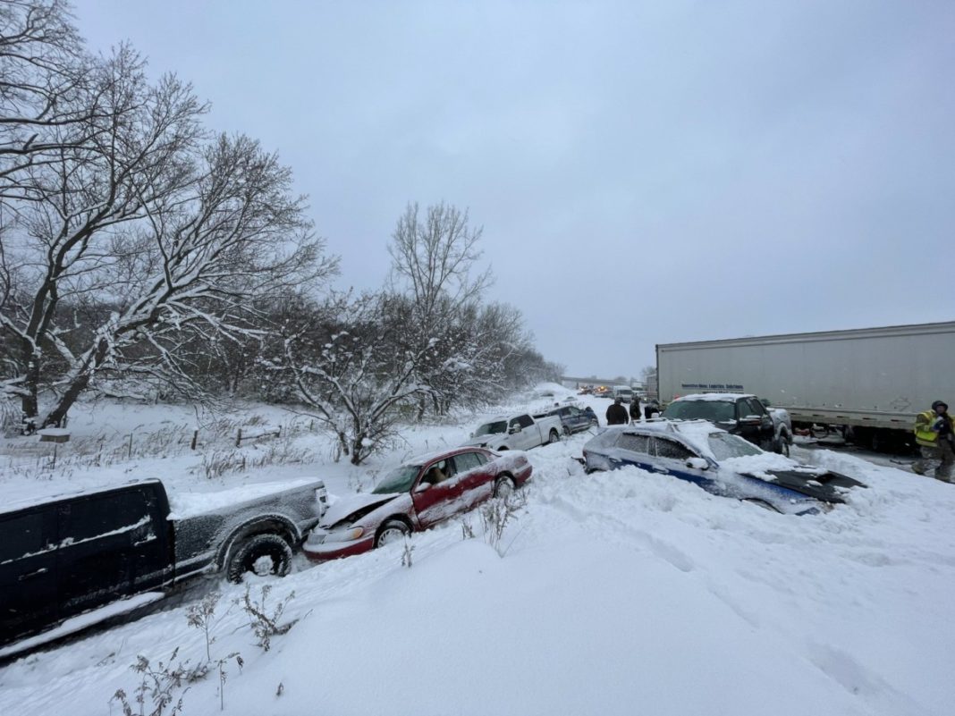 20 to 25 vehicle pileup reported in Michigan