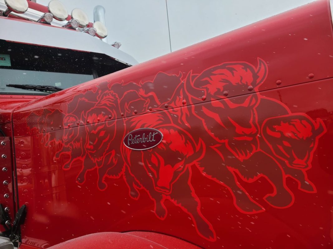 VIDEO: There's a jacuzzi in this Buffalo Bills-themed Peterbilt