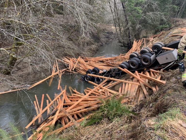 Rollover crash claims the life of lumber truck driver in Oregon