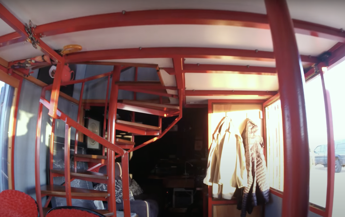 VIDEO: Couple's luxury big rig mobile home has a staircase, solar ...