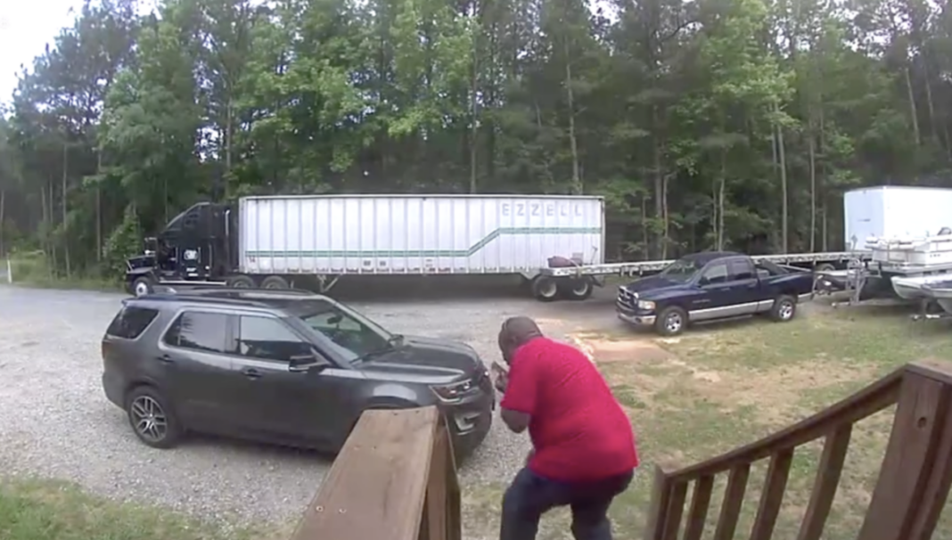 VIDEO: This trucker wasted no time before leaping into action to save ...