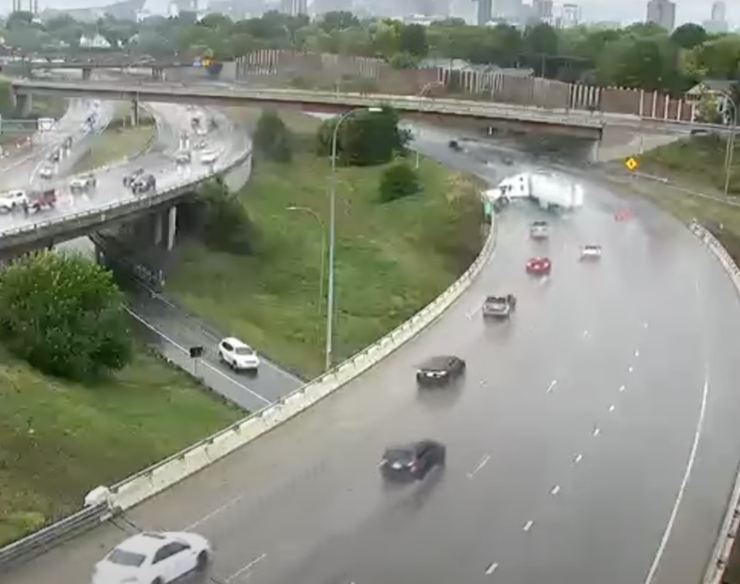 Watch a semi truck jackknife on I-35W in Minneapolis, Minnesota