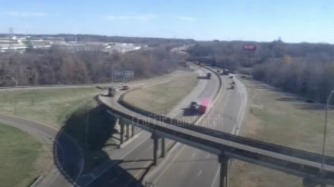 Tennessee traffic camera catches trailer detaching from semi, slamming ...