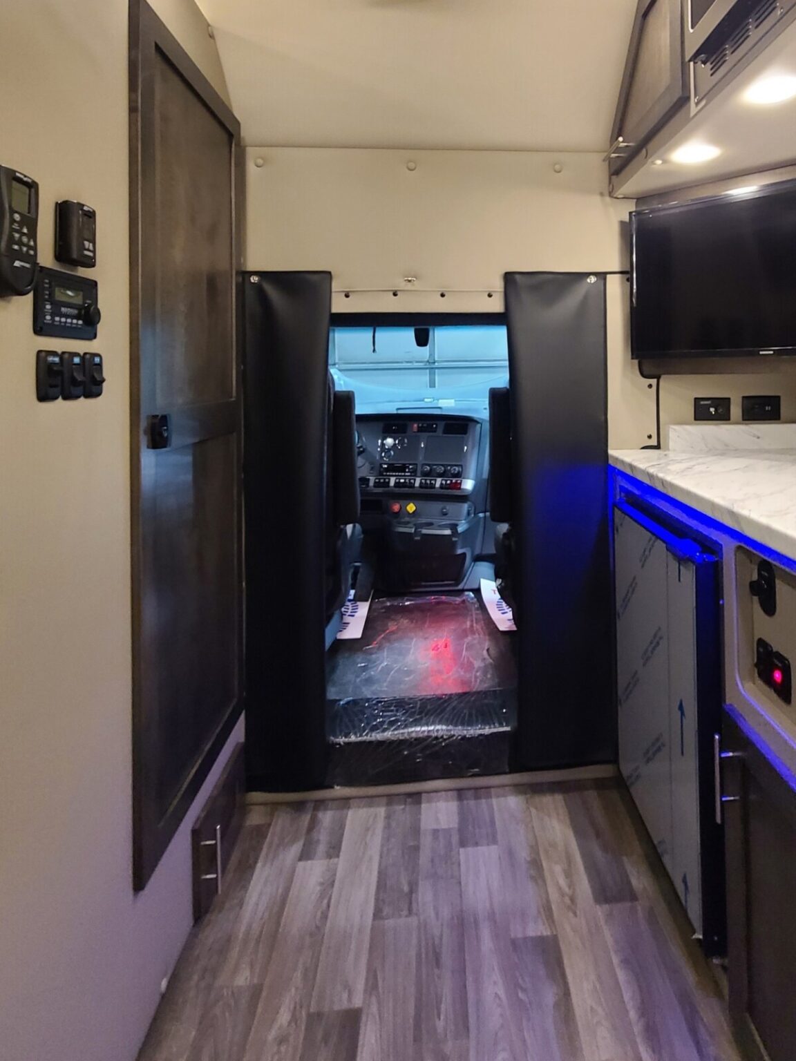 Take a look inside this 'compact' but cozy Kenworth T680 with 97" ARI ...