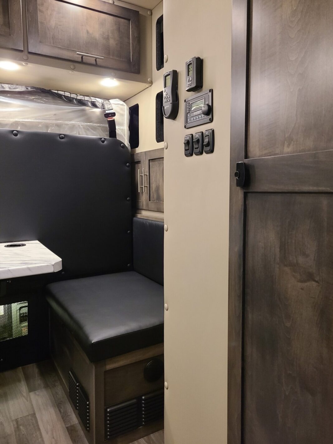 Take a look inside this 'compact' but cozy Kenworth T680 with 97" ARI ...