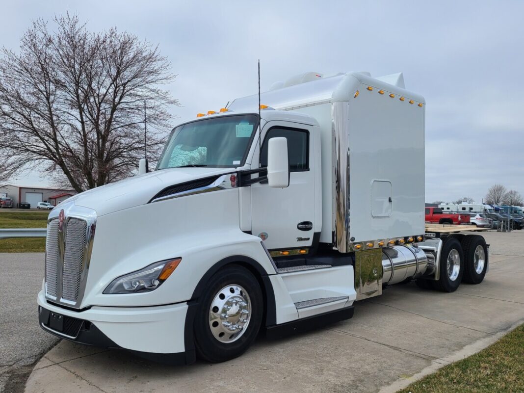 Take a look inside this 'compact' but cozy Kenworth T680 with 97" ARI ...