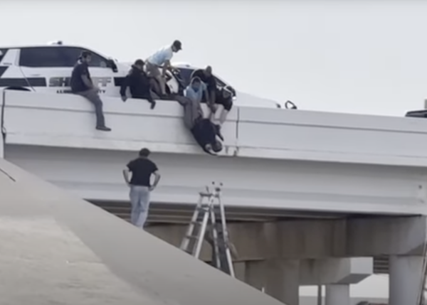 Watch bystanders rescue deputy pinned hanging upside down by his ankles ...