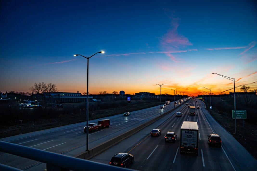 Illinois lawmakers approve 30% toll hike for trucks